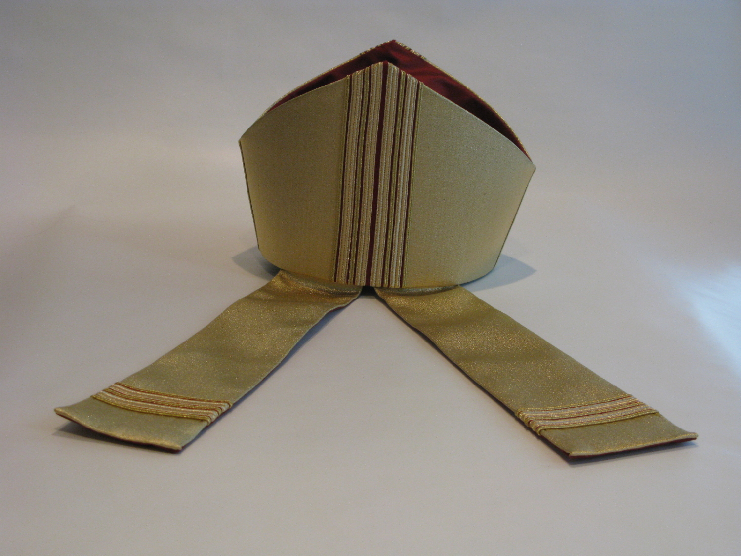 Mitre festive dorée pour évêque|bishop miter